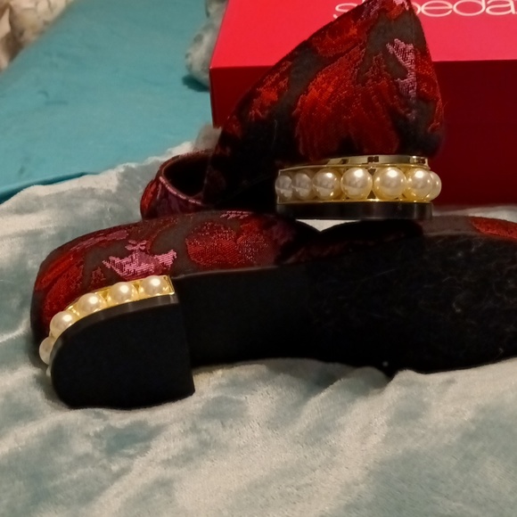 Shoe Dazzle | Shoes | Elegant Ladies Dress Shoe Pearl Lined Heel Has A ...